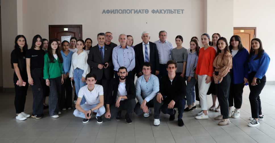 Abazaca ve Abhazca şiir okurları arasında eleme turları Abhazya'da ...